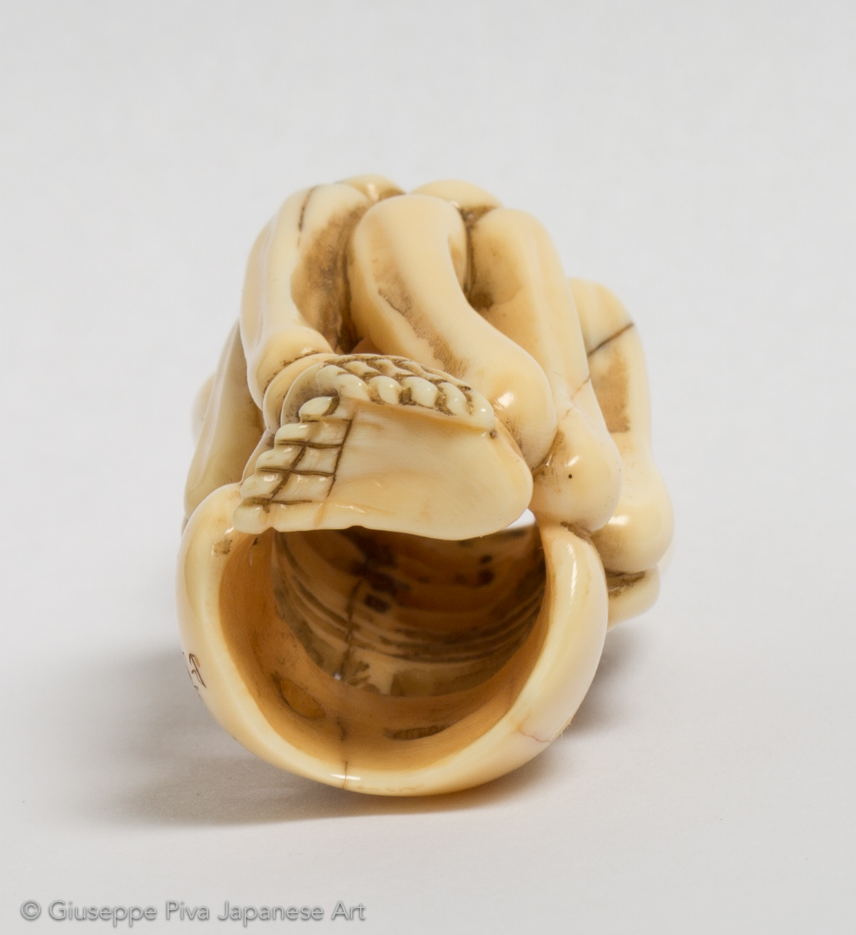 Ivory netsuke of a skeleton | GIUSEPPE PIVA - Japanese Art