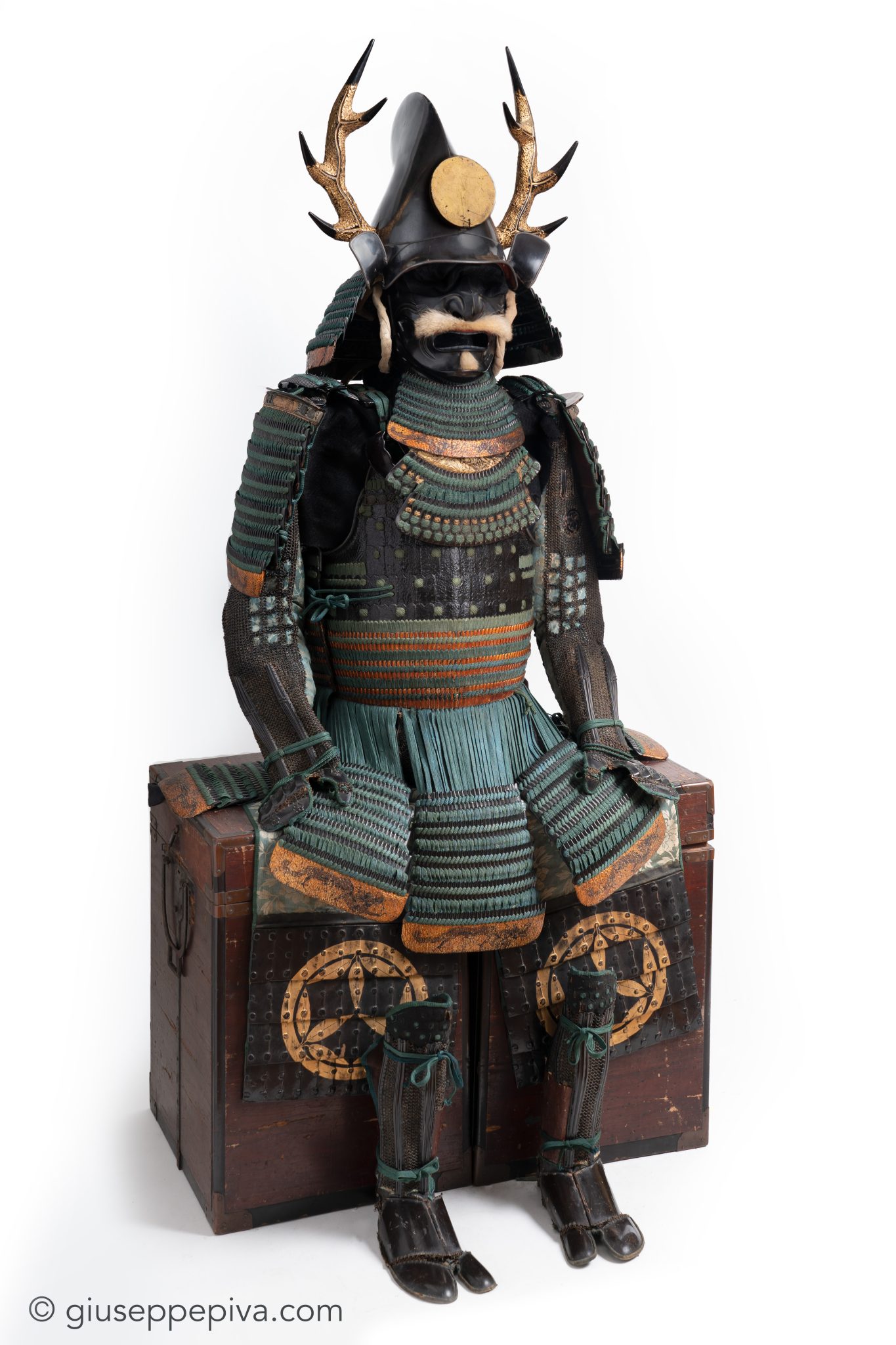 The Elegance of Lacquer: Exploring Urushi on Samurai Armor | GIUSEPPE ...