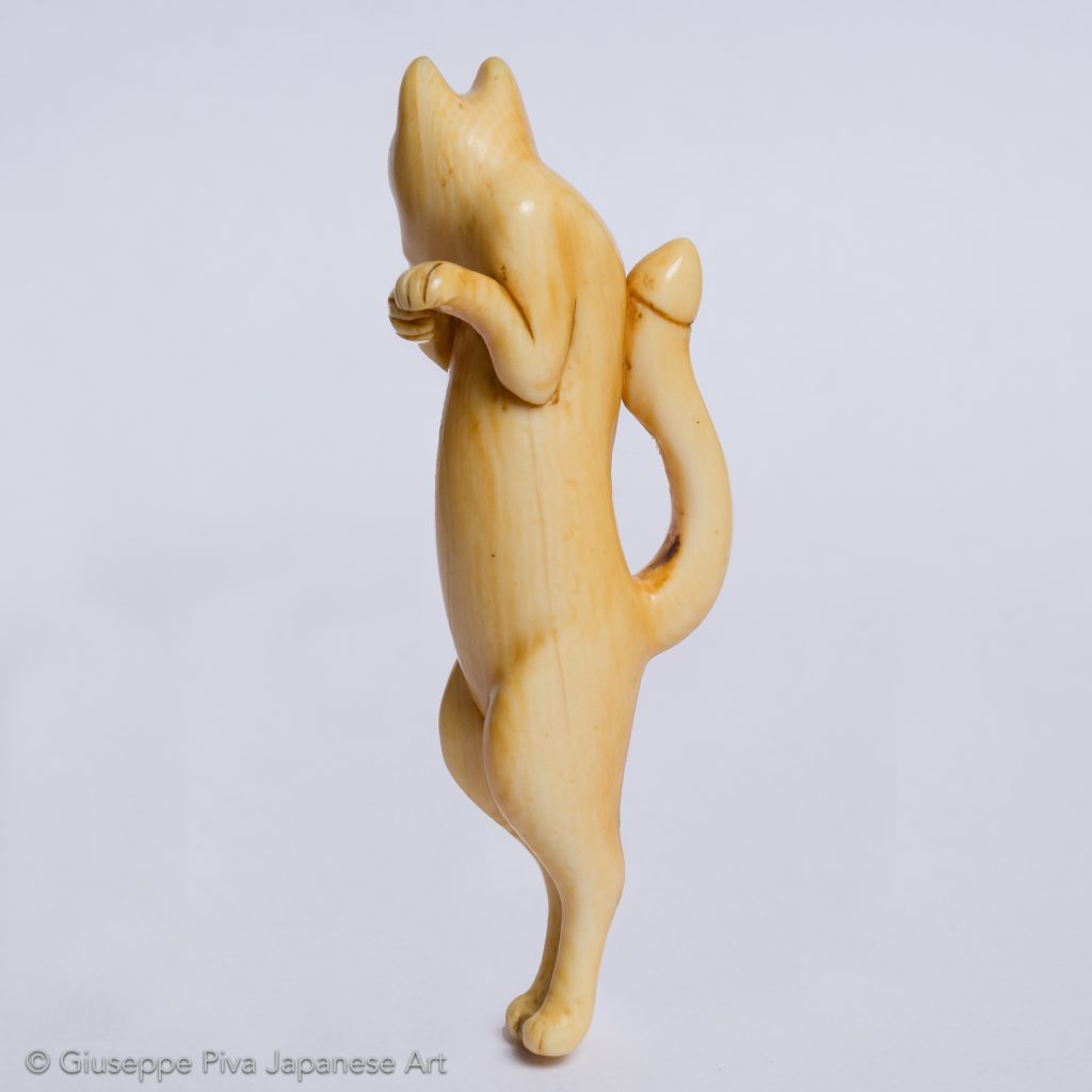 Ivory netsuke of a Kitsune, Dancing fox | GIUSEPPE PIVA - Japanese Art